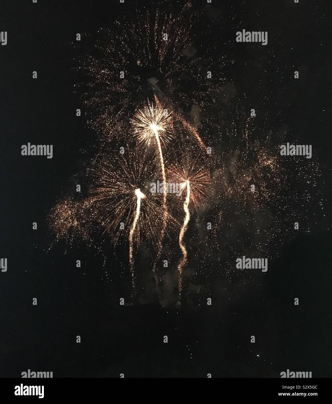 Gold fireworks hi-res stock photography and images - Alamy