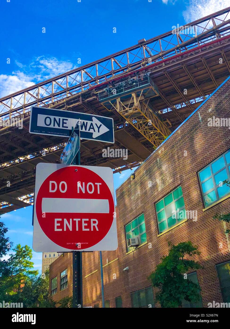 One way bridge hi-res stock photography and images - Alamy