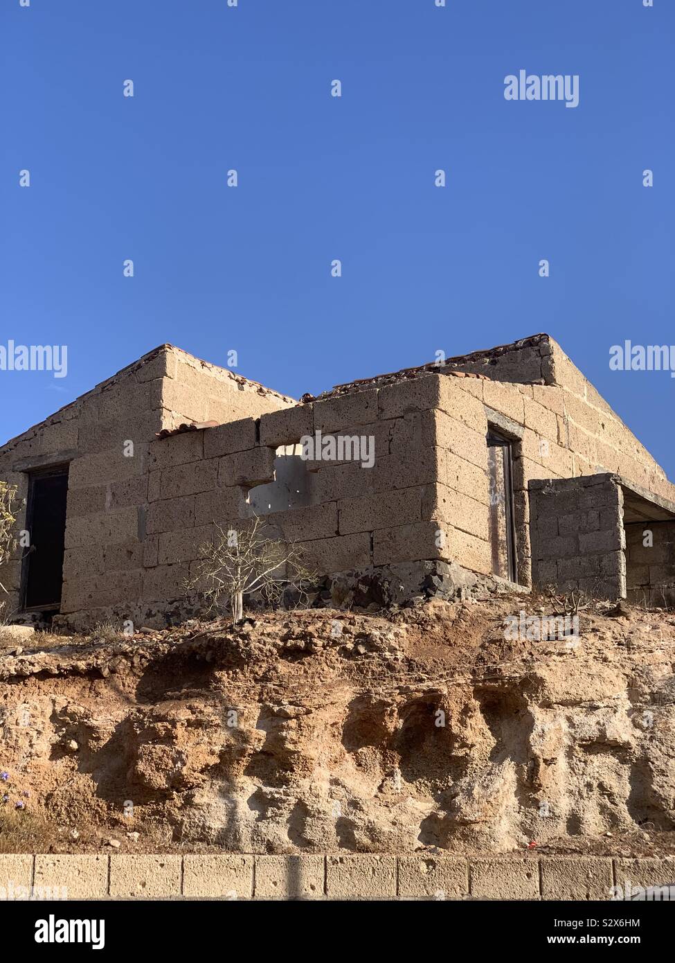 Rundown building hi-res stock photography and images - Alamy