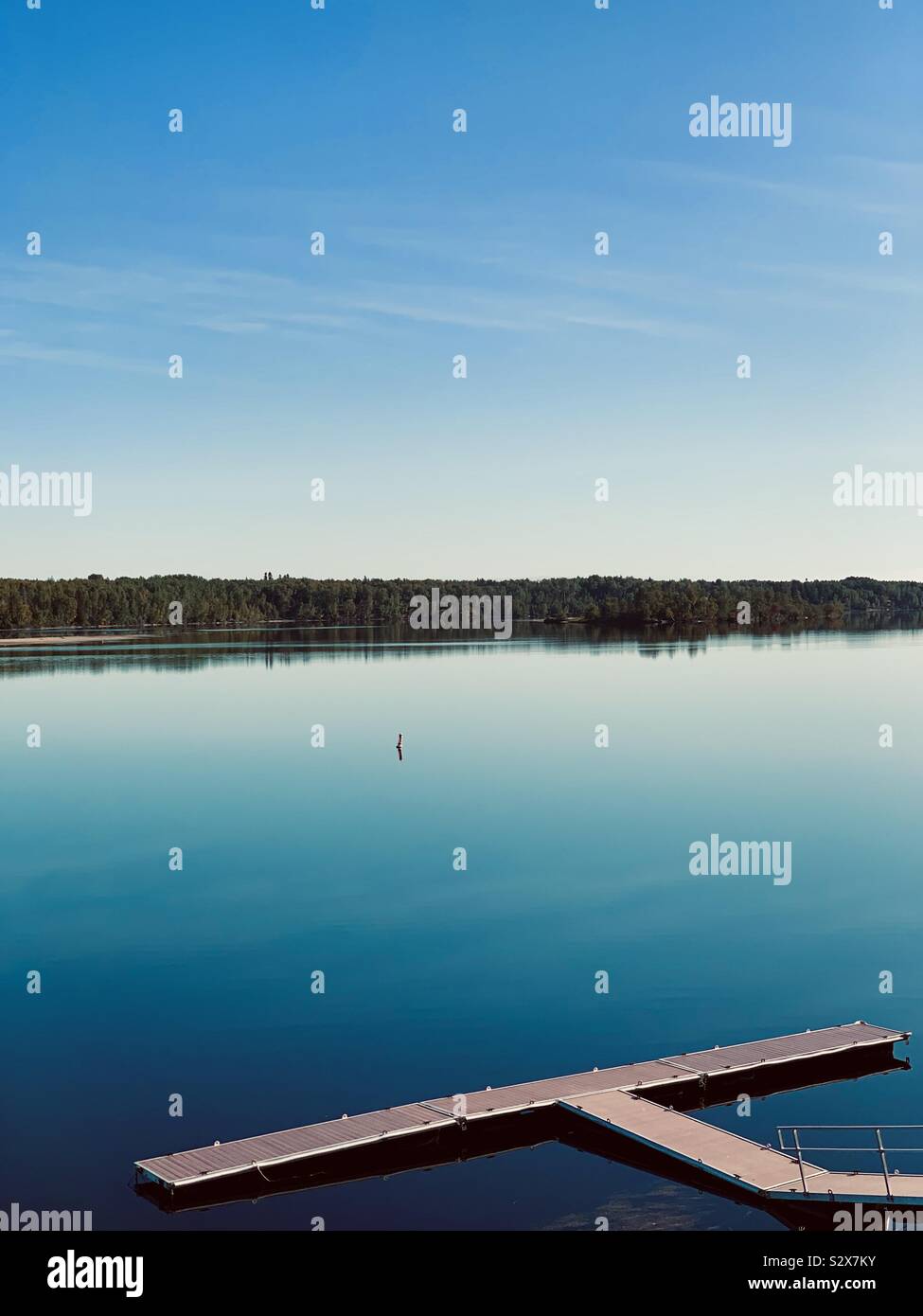 Lakeside atmosphere hi-res stock photography and images - Alamy
