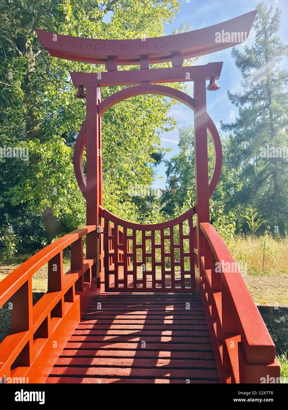 Moon gate hi-res stock photography and images - Alamy