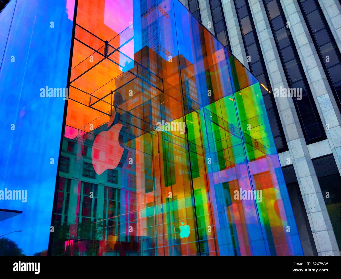 The iconic Apple store cube on fifth Avenue is covered in a temporary ...