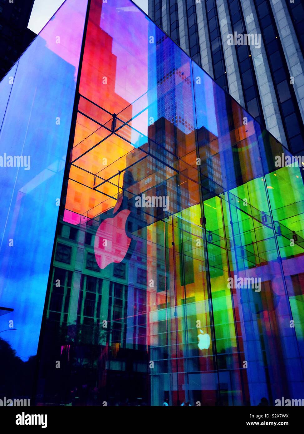The iconic Apple store cube on fifth Avenue is covered in a temporary ...