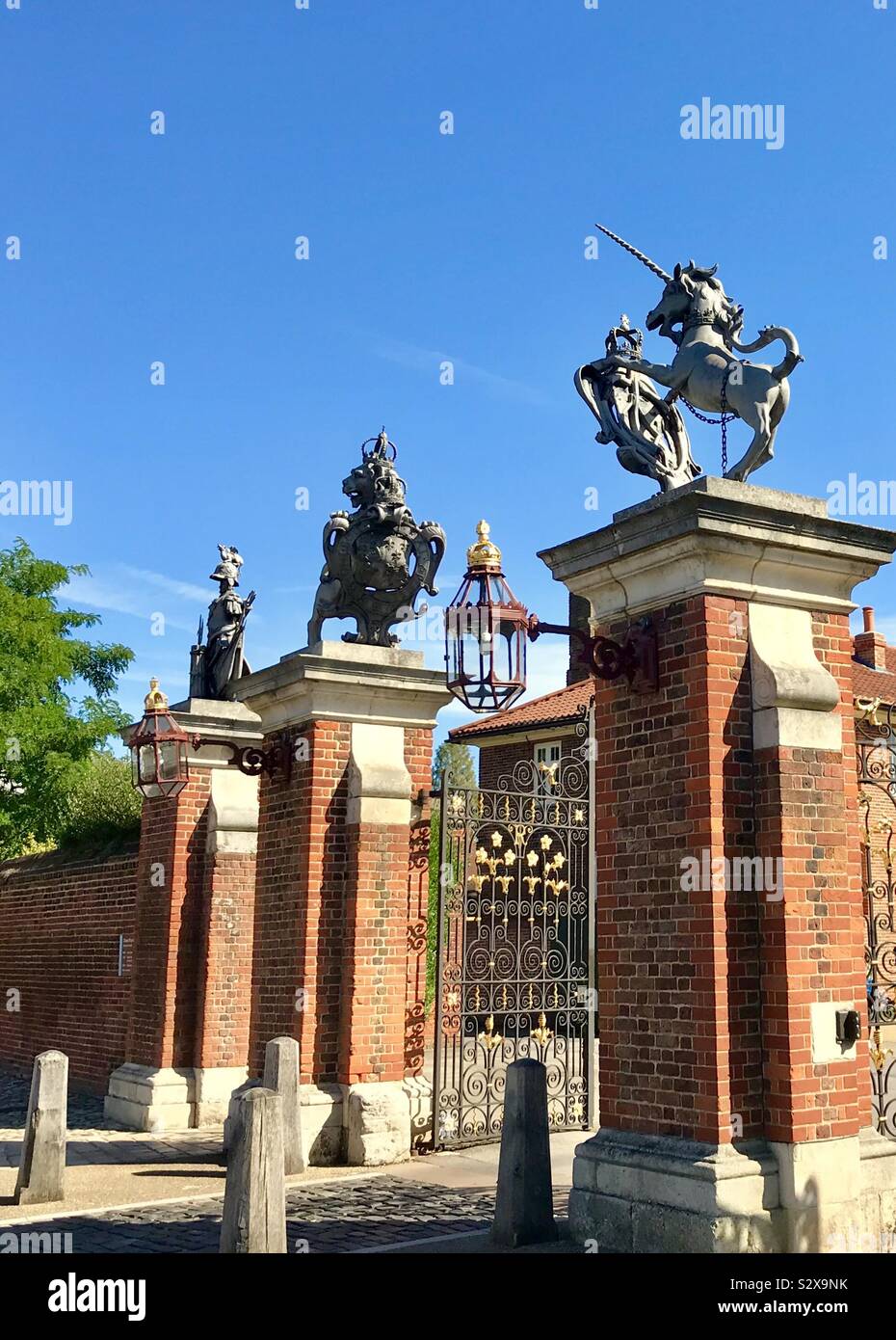 Gates of Hampton Court Palace, Richmond upon Thames, England, UK Stock ...