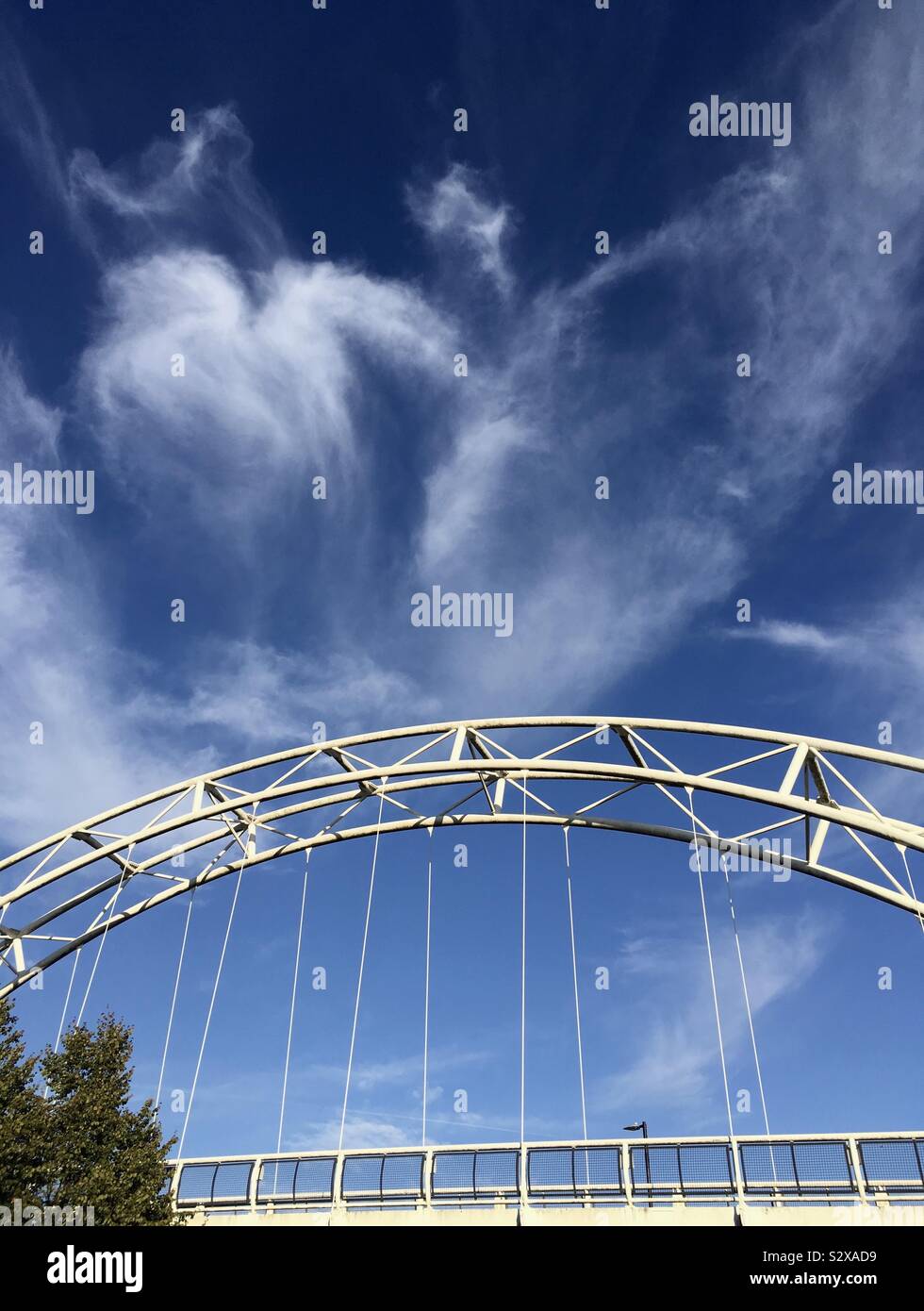 Sky and bridges hi-res stock photography and images - Alamy