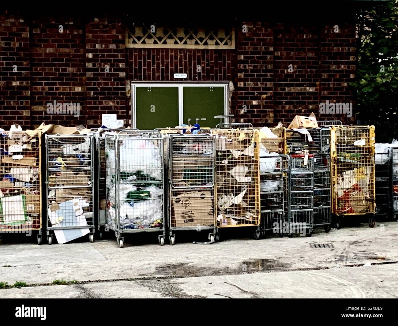 Metal cages hi-res stock photography and images - Alamy