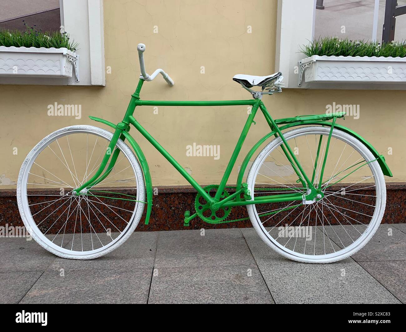 Green bicycle hi-res stock photography and images - Alamy