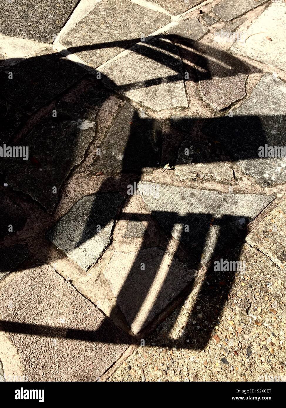 Shade garden seating hi-res stock photography and images - Alamy