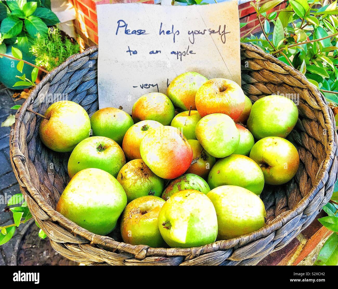 A bowl of green apples with a friendly note Stock Photo - Alamy
