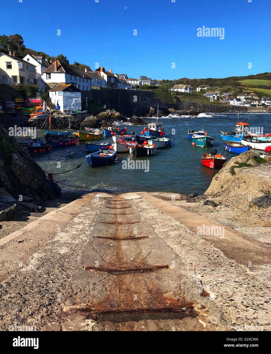 Coverack harbour fishing boat hi-res stock photography and images - Alamy