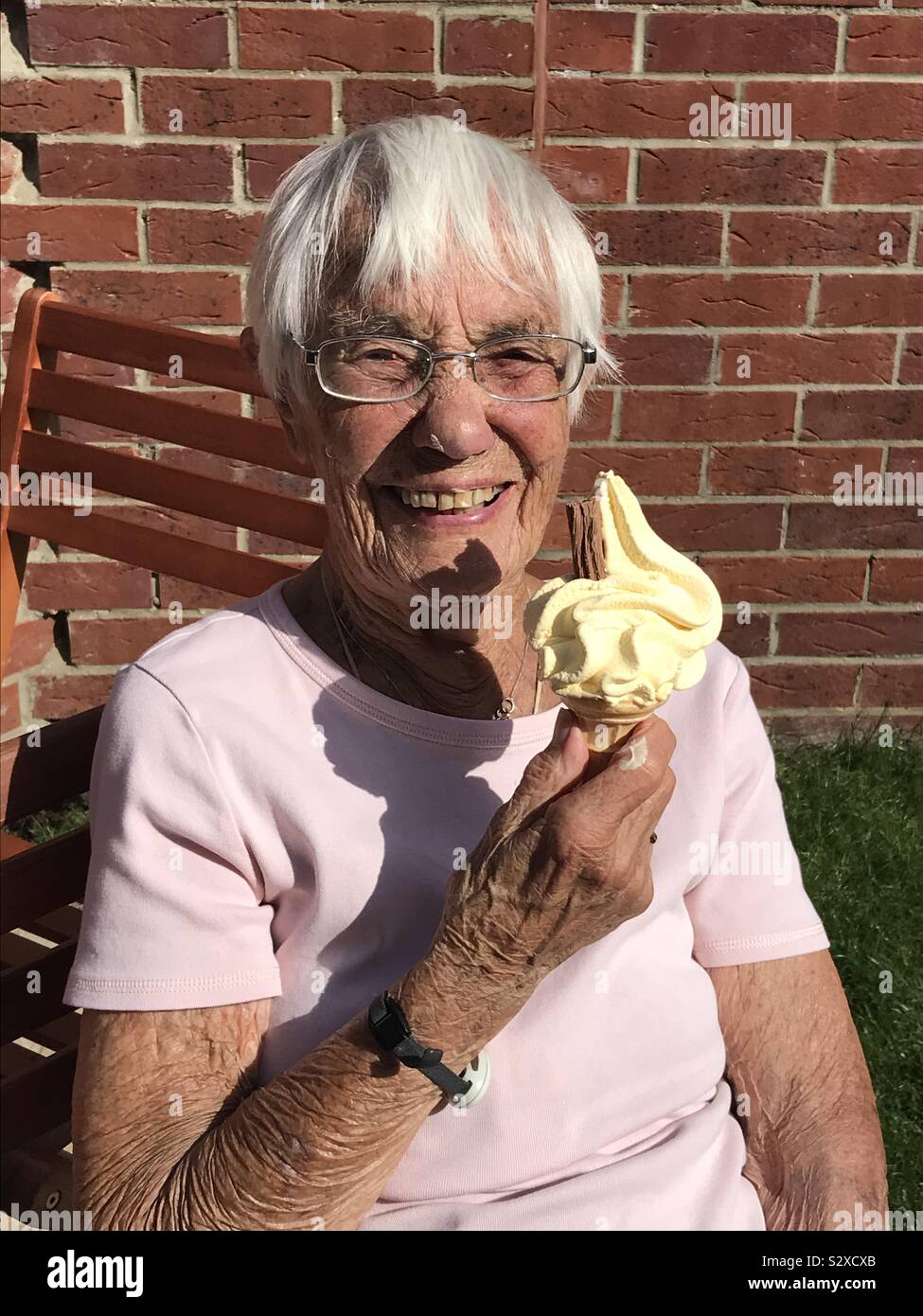 Senior grandmother hi-res stock photography and images - Alamy