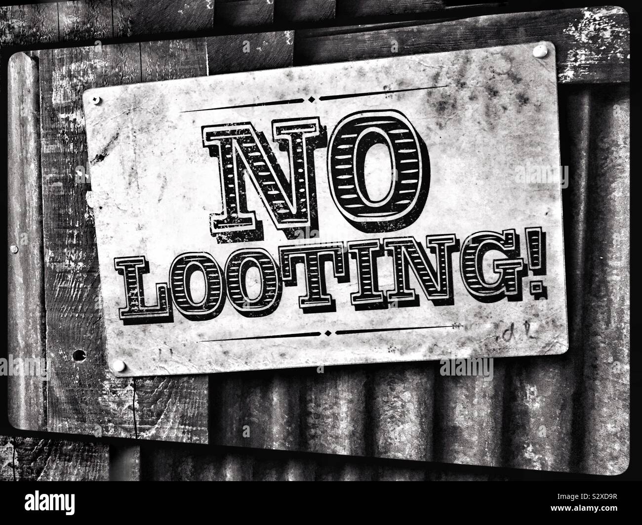 No looting sign Stock Photo - Alamy