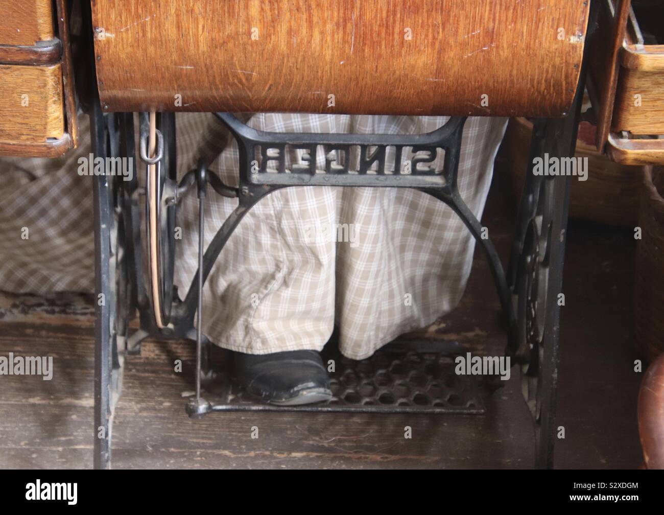 Treadle sewing machine hi-res stock photography and images - Alamy