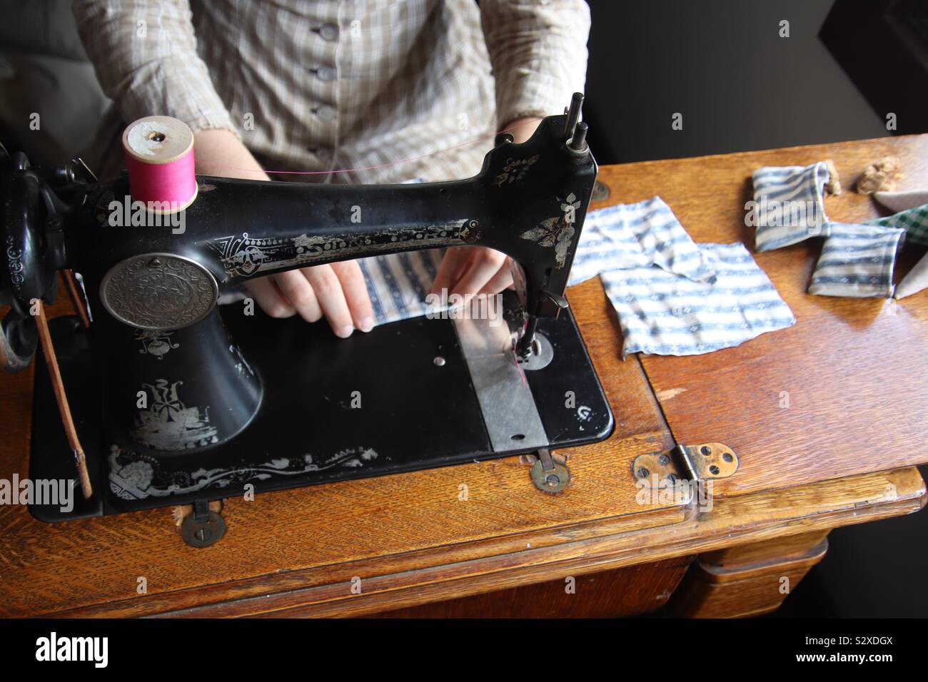 Treadle sewing hi-res stock photography and images - Alamy
