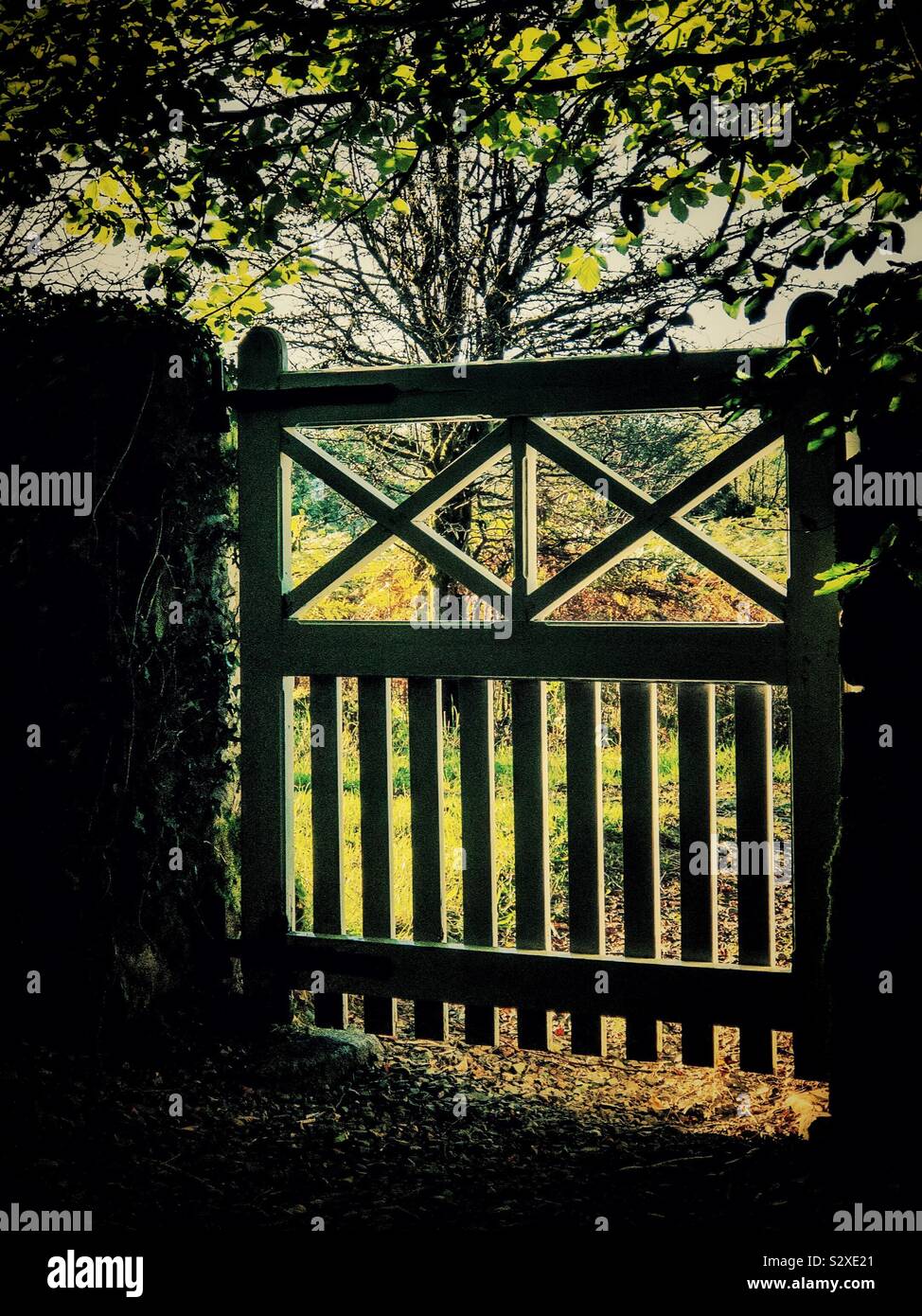 Garden paths and gates hi-res stock photography and images - Alamy