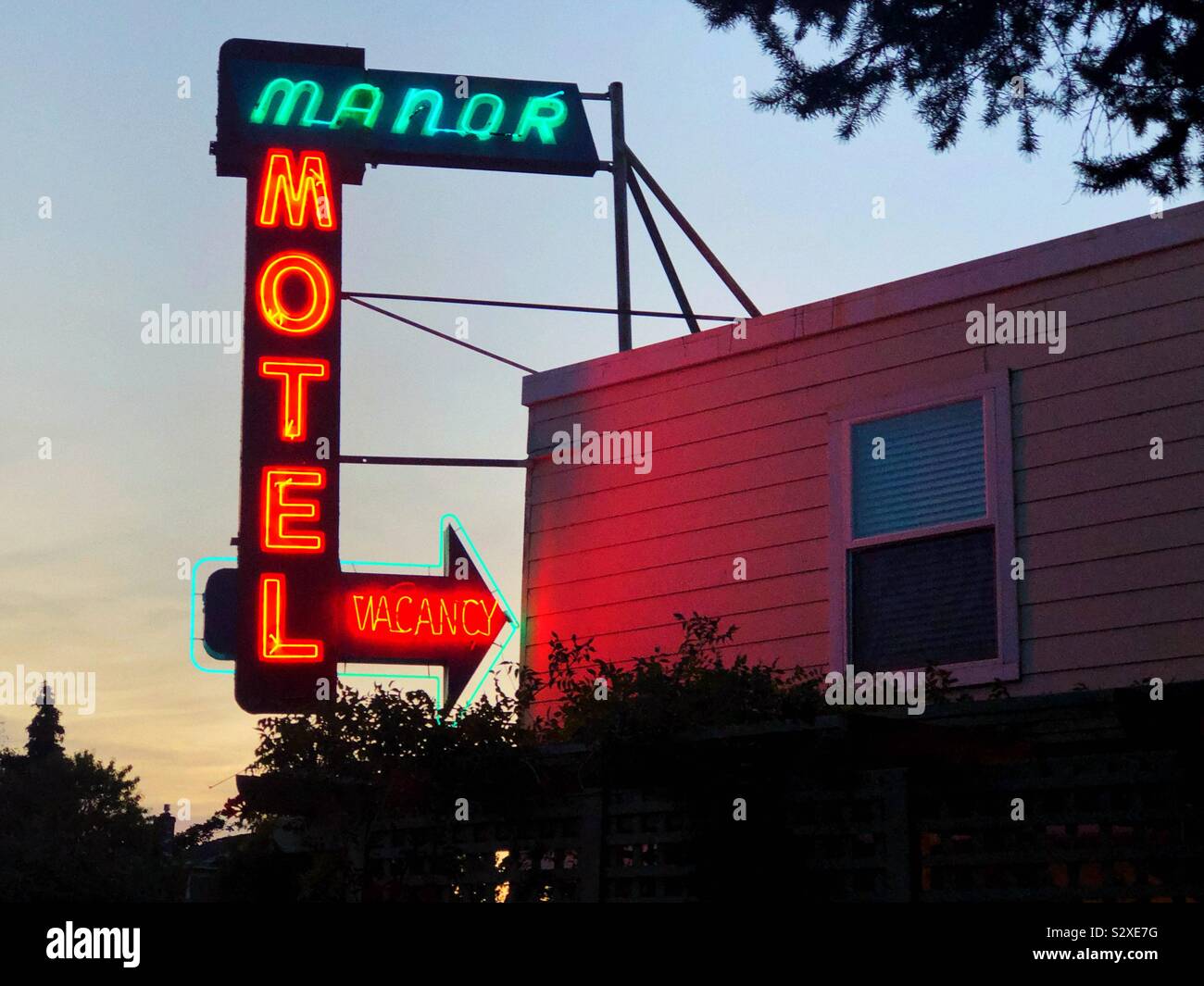 Typical americana Neon motel sign at dusk Stock Photo - Alamy