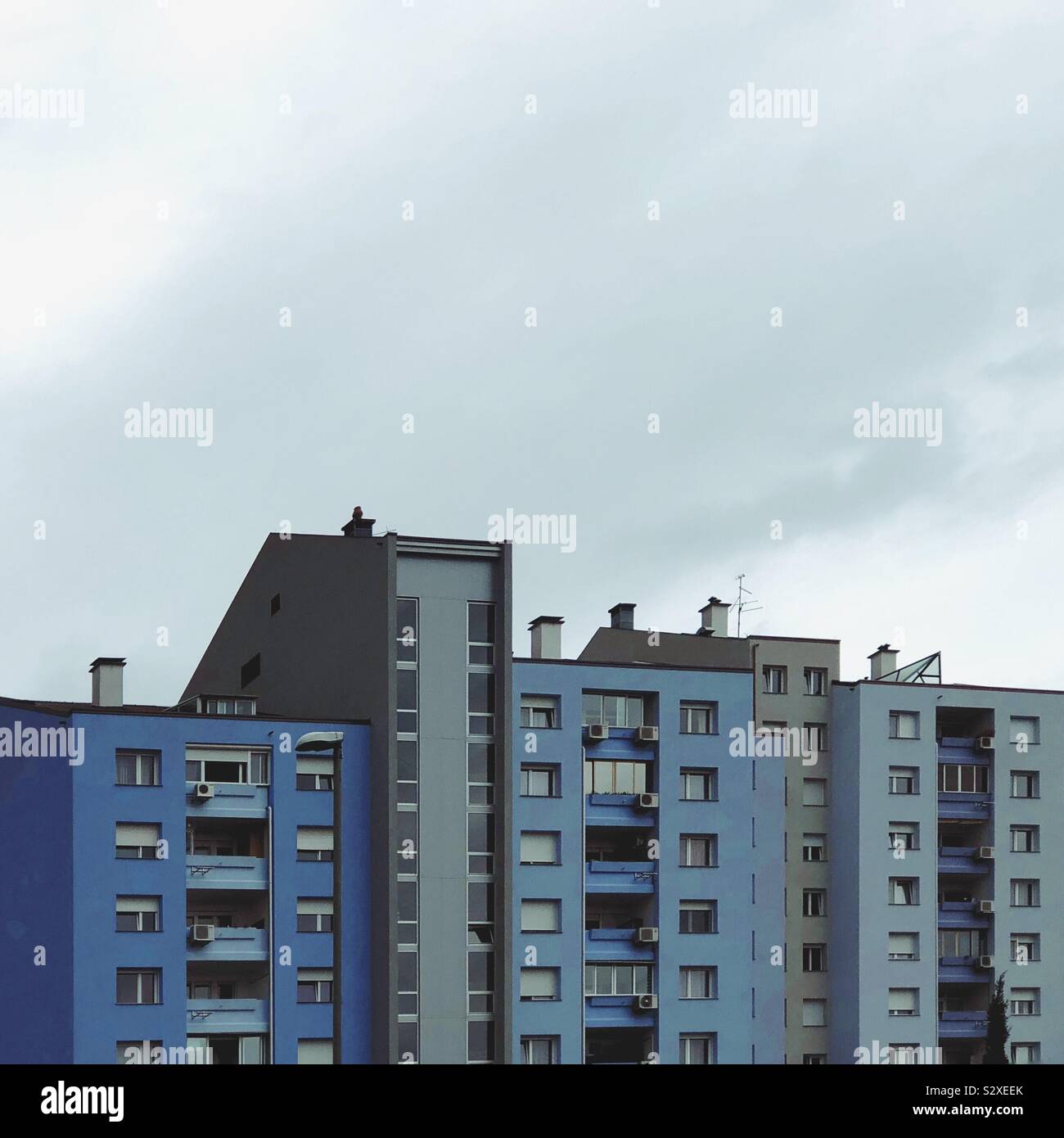 Modern multi story residential building hi-res stock photography and ...