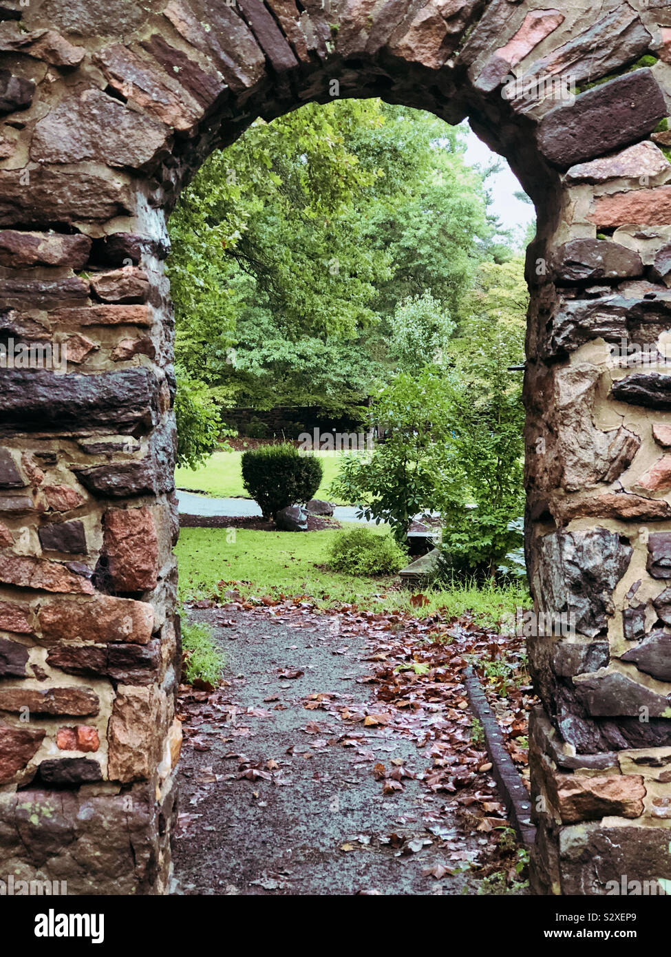 Stone arch pathway hi-res stock photography and images - Alamy