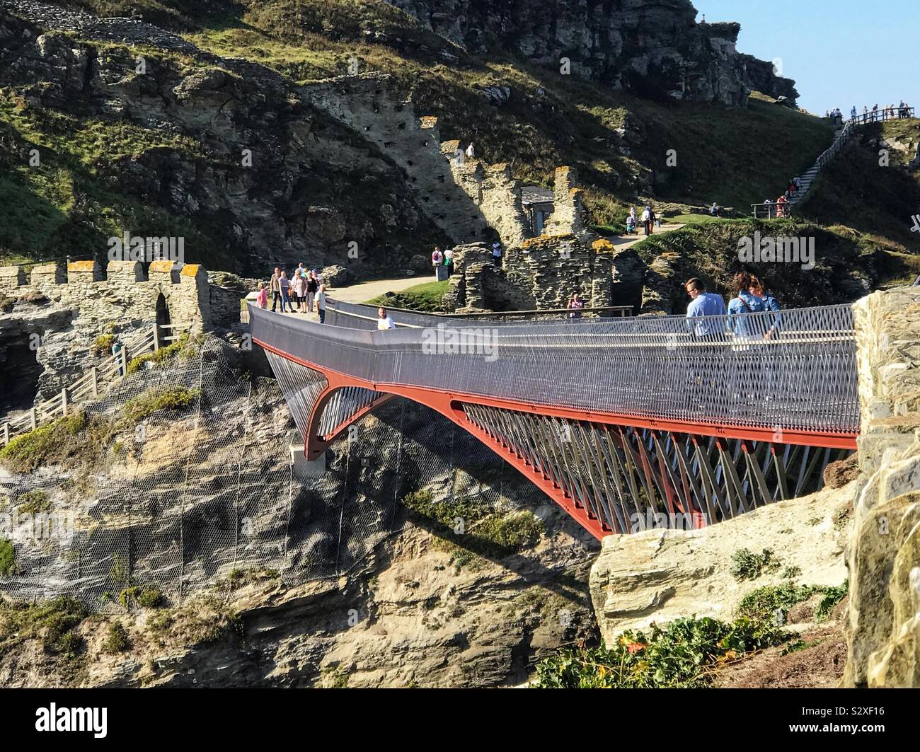 Tintagel castle bridge hi-res stock photography and images - Alamy