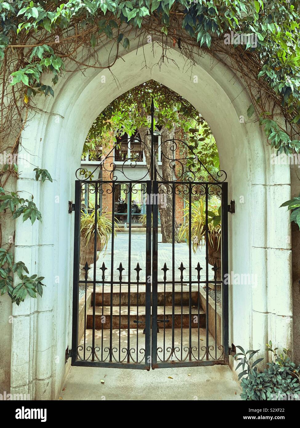 Inviting garden gate hi-res stock photography and images - Alamy