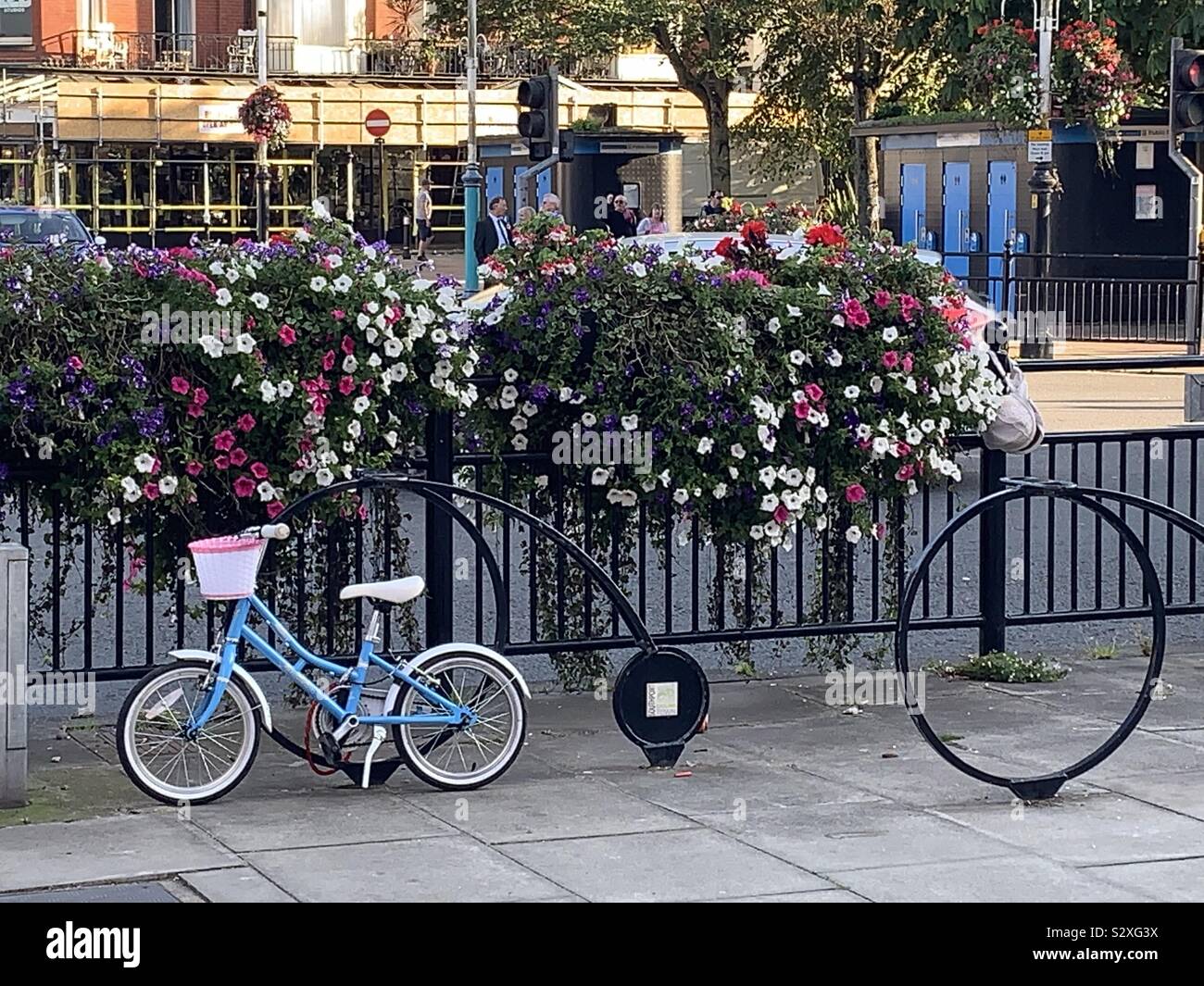 Blue bike rack hi-res stock photography and images - Alamy