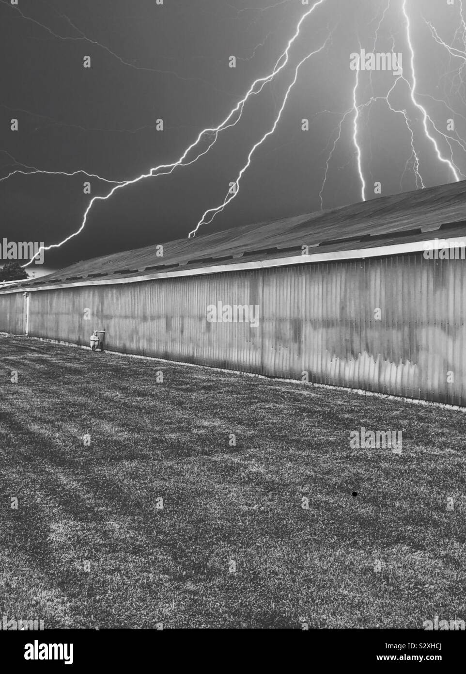 Lightning strikes roof hi-res stock photography and images - Alamy