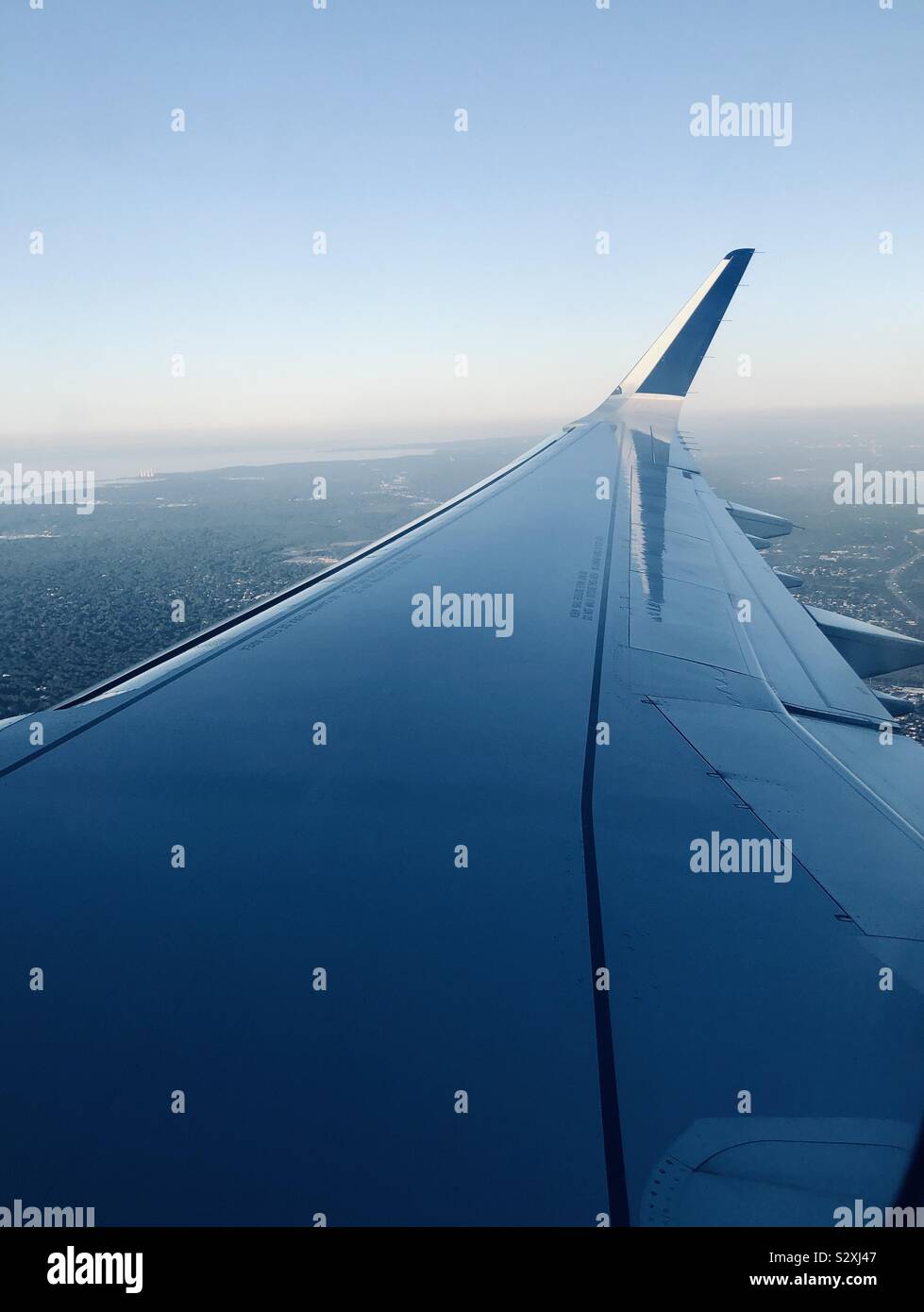 Aircraft flying hi-res stock photography and images - Alamy