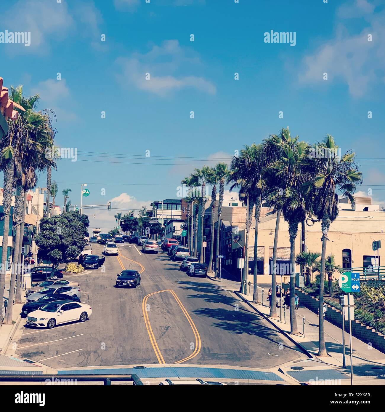 Street on a steep incline, Manhattan Beach, California, United States ...