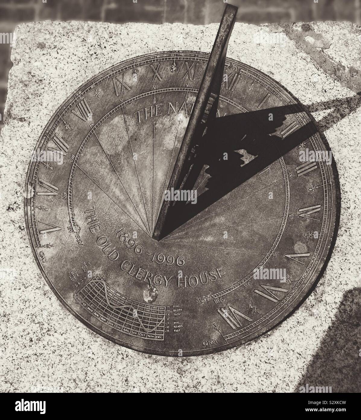 Antique sundials hi-res stock photography and images - Alamy