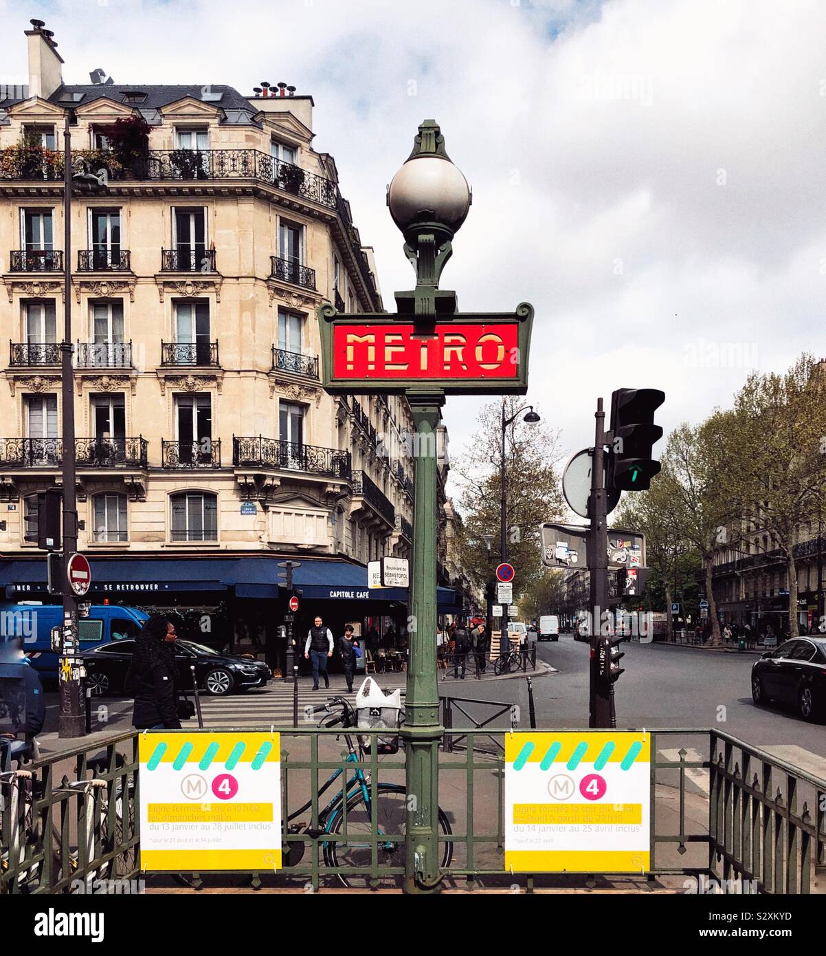 Metro sign in Paris Stock Photo - Alamy