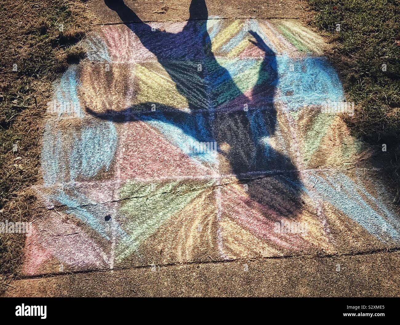 Child drawing sidewalk hi-res stock photography and images - Alamy