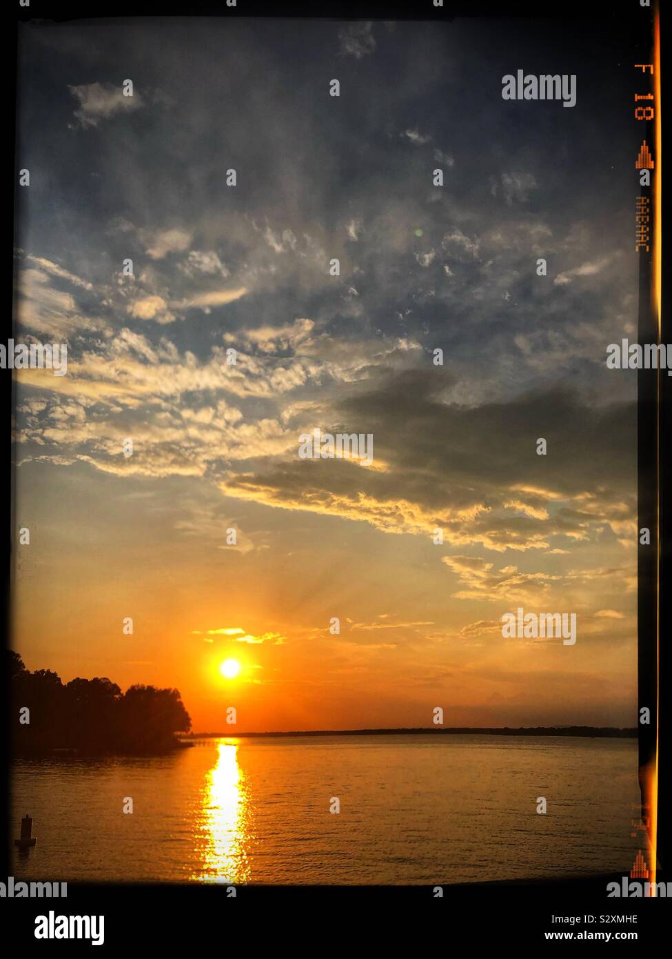 Sunsetting over the water hi-res stock photography and images - Alamy