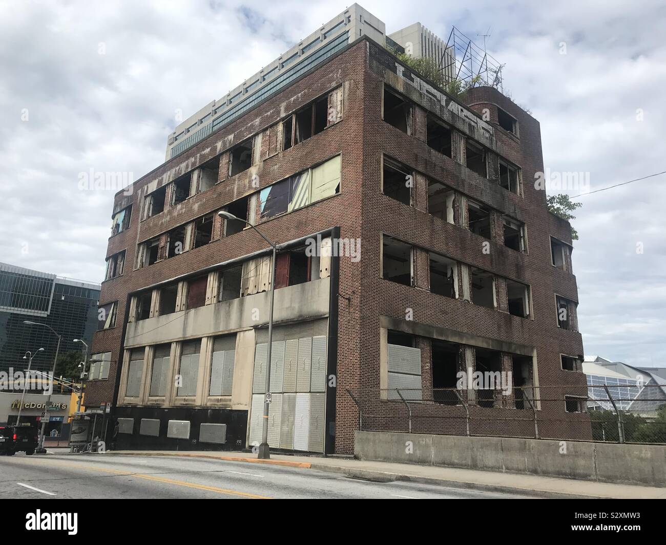 Abandoned building downtown Stock Photo - Alamy
