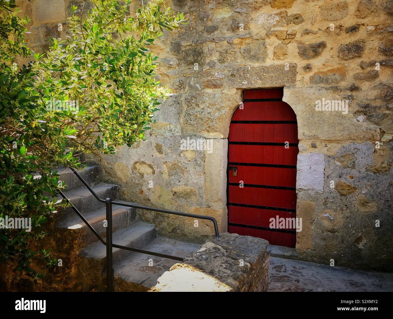 Portuguese red castle door hi-res stock photography and images - Alamy