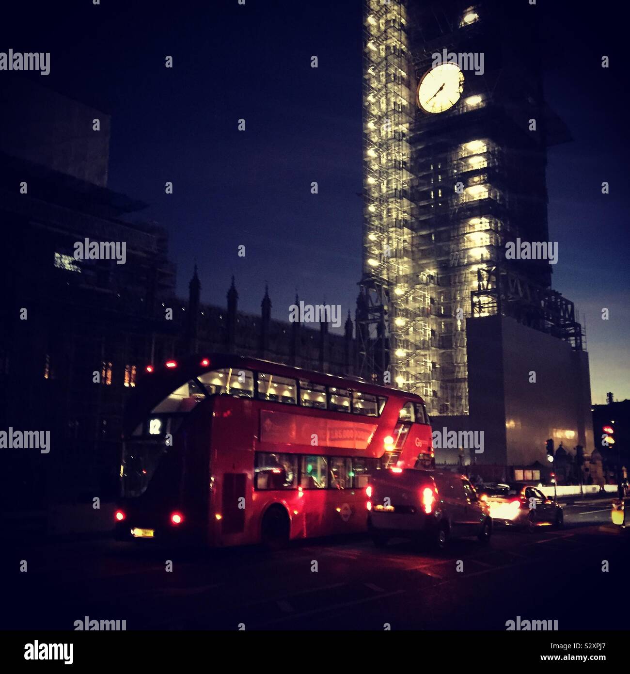 Dusk bus hi-res stock photography and images - Alamy