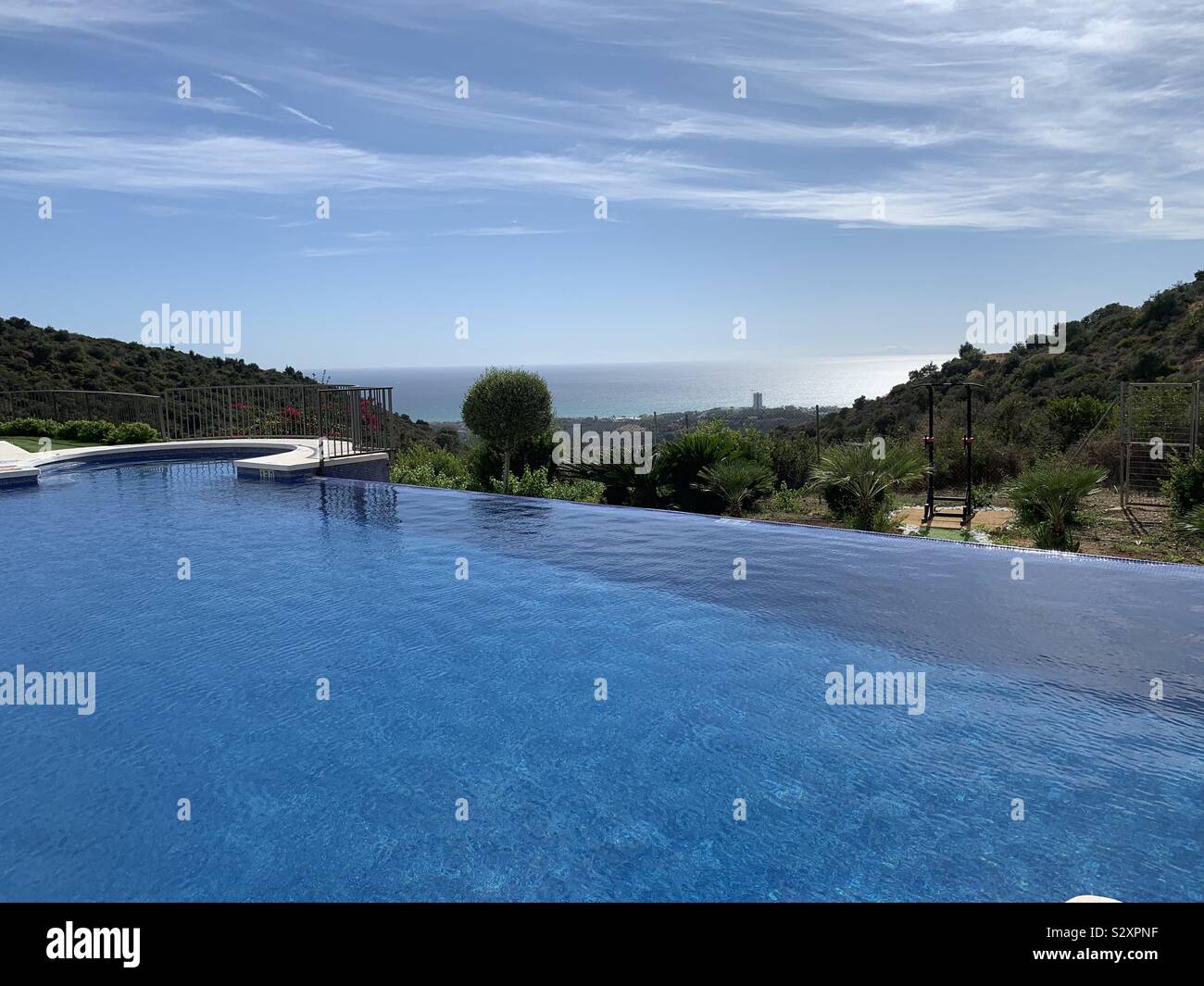 Infinity edge pool hi-res stock photography and images - Alamy