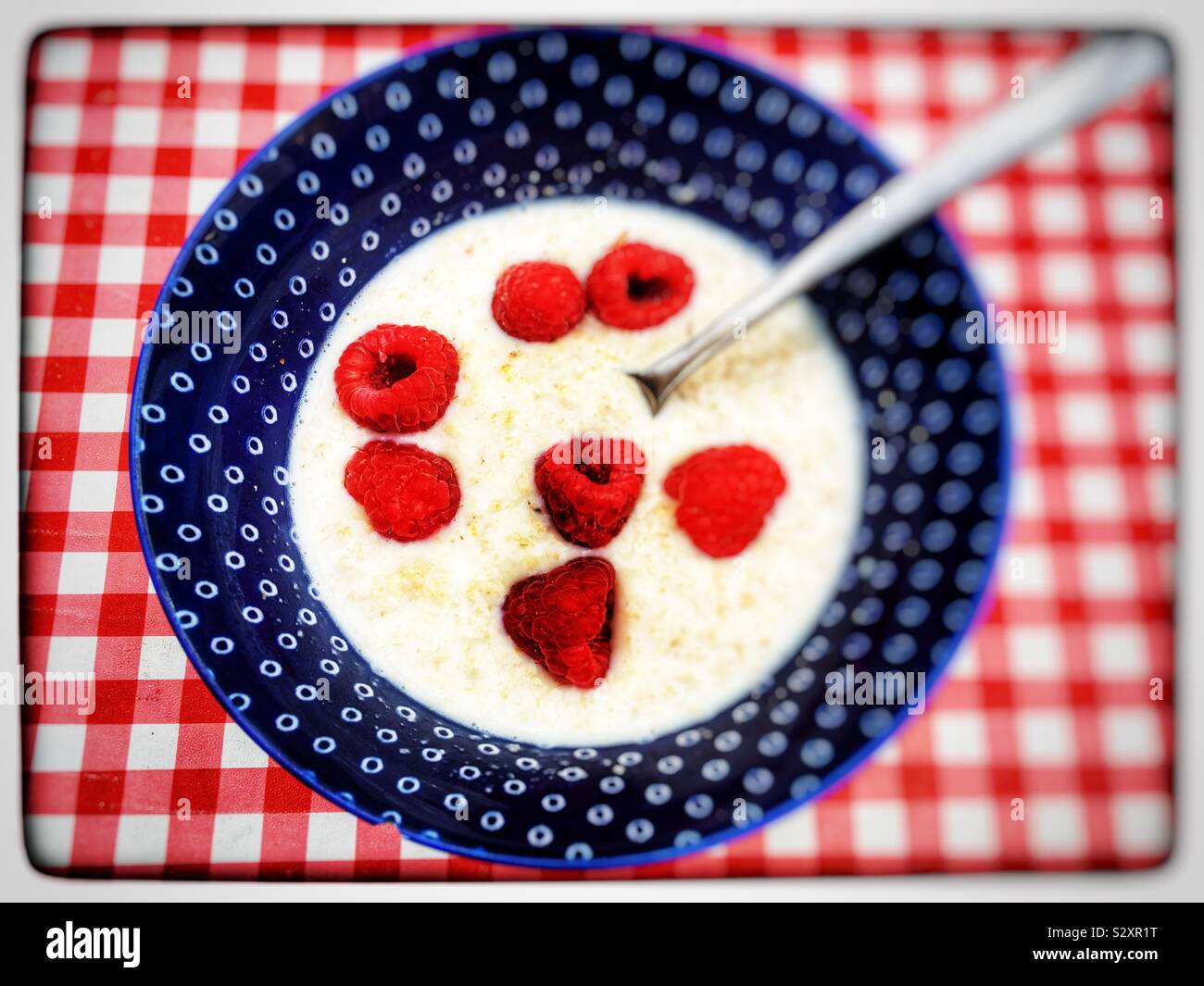 Porridge with fresh raspberries Stock Photo - Alamy