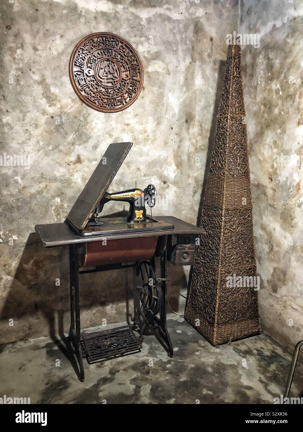 Old sewing machine as display at the cafe Stock Photo - Alamy