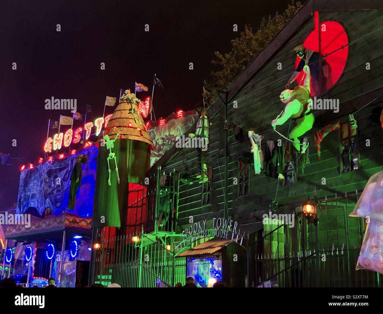Nottingham funfair fairground night hi-res stock photography and images ...