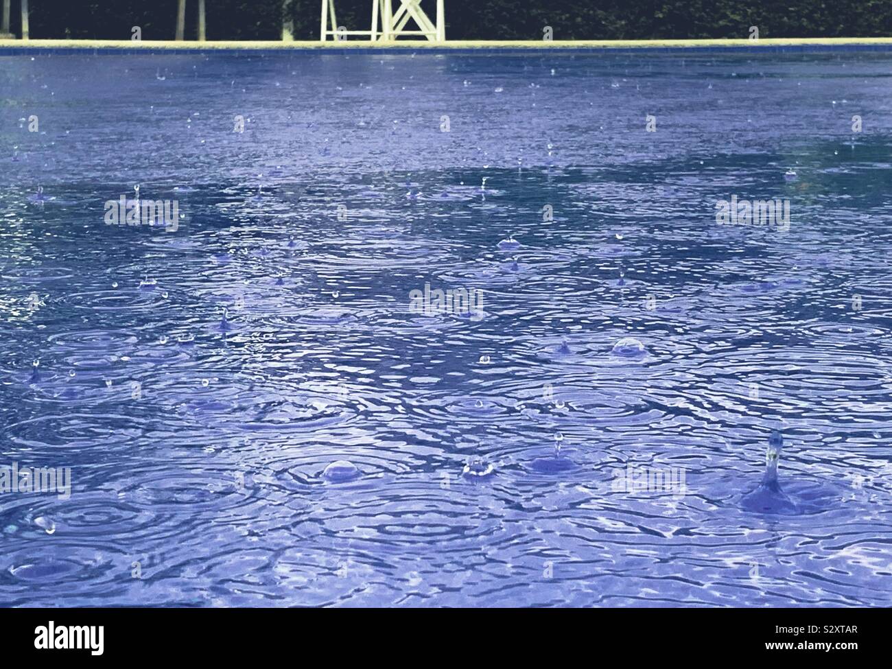 Rain drops falling hi-res stock photography and images - Alamy