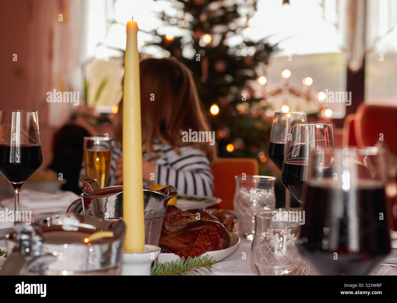 Child setting table home hi-res stock photography and images - Alamy