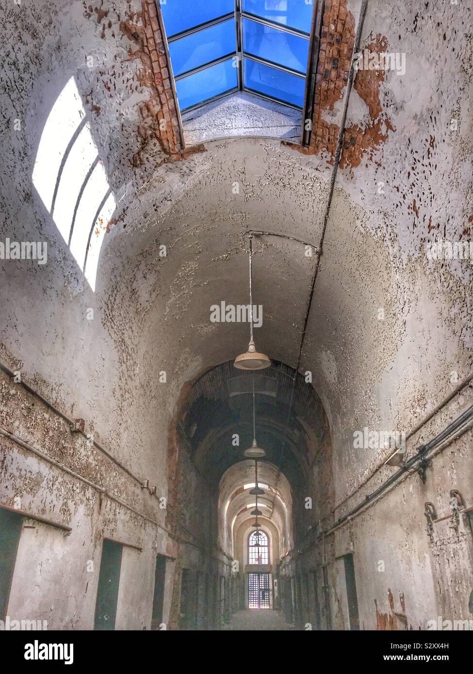 Abandoned prison cell hi-res stock photography and images - Alamy