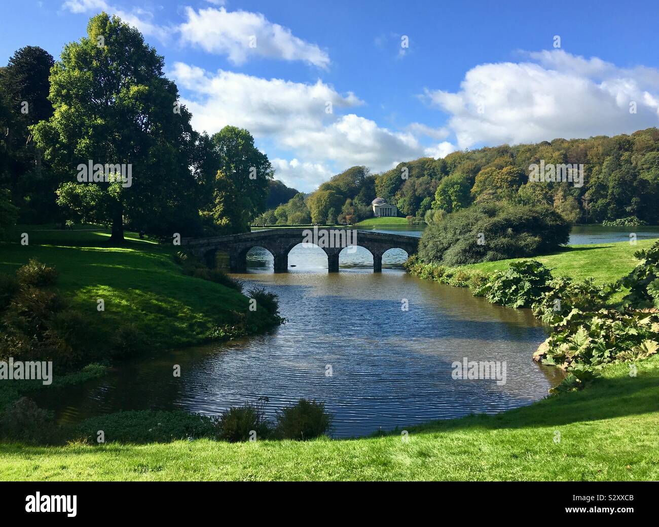Palladian bridge stourhead autumn hi-res stock photography and images ...