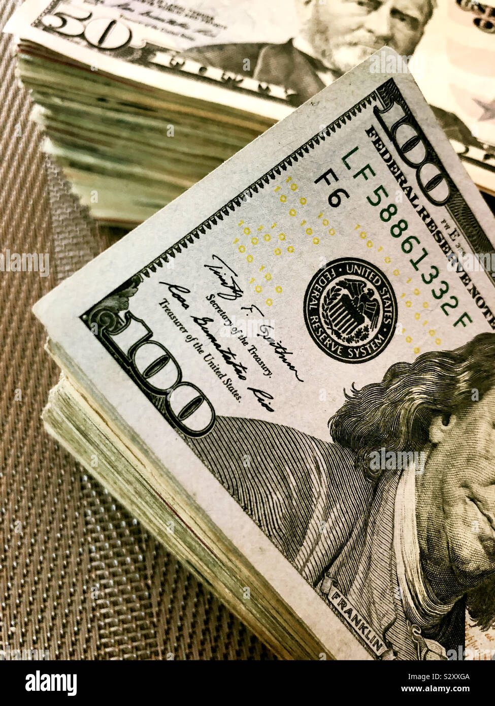 Bundles of hundred dollar bills hi-res stock photography and images - Alamy