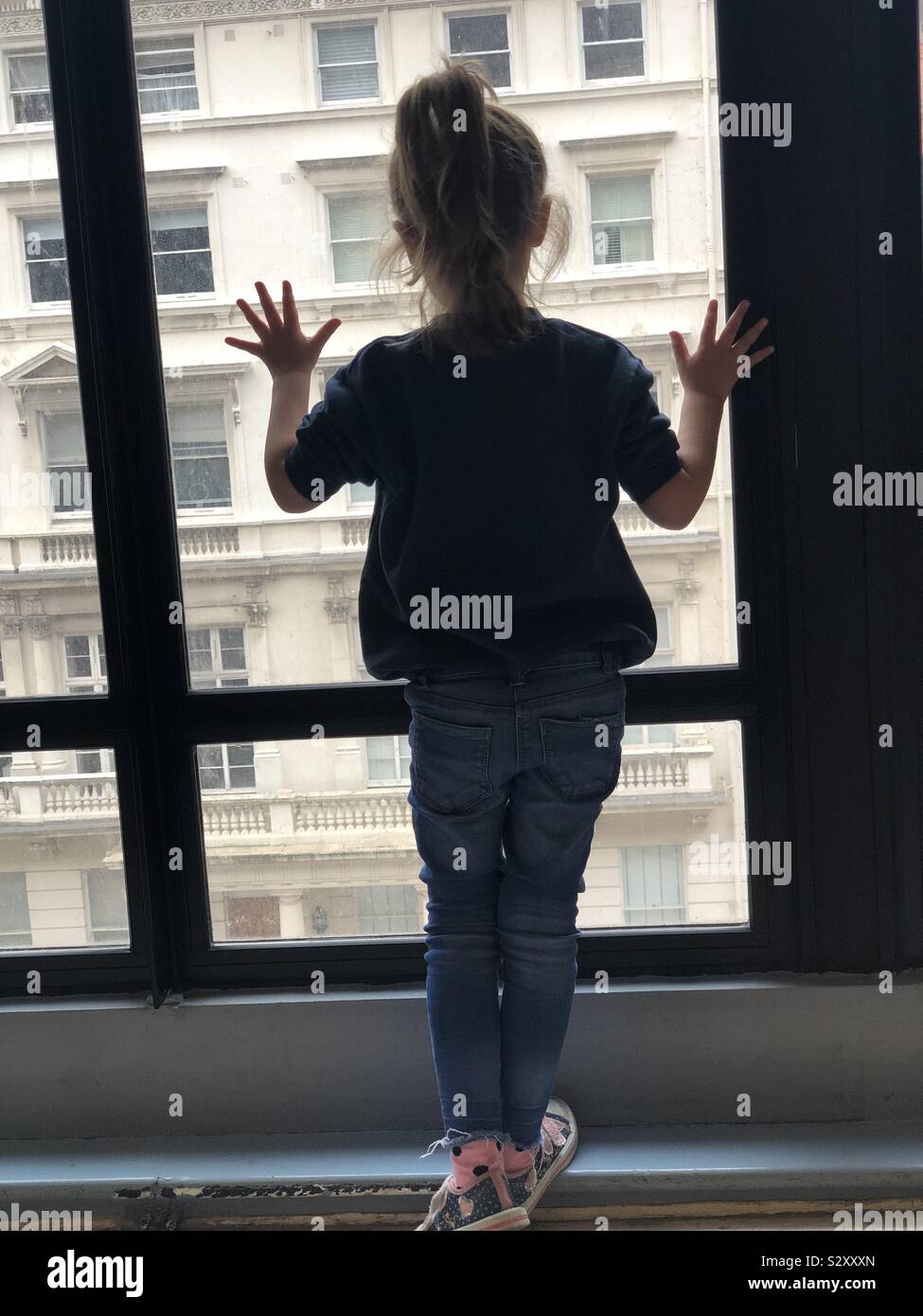 Child gazing hi-res stock photography and images - Alamy