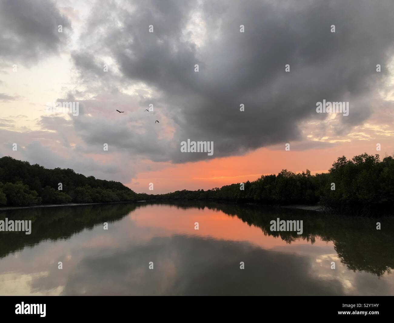 Sunrise over the Adelaide River in the Northern Territory of Australia ...
