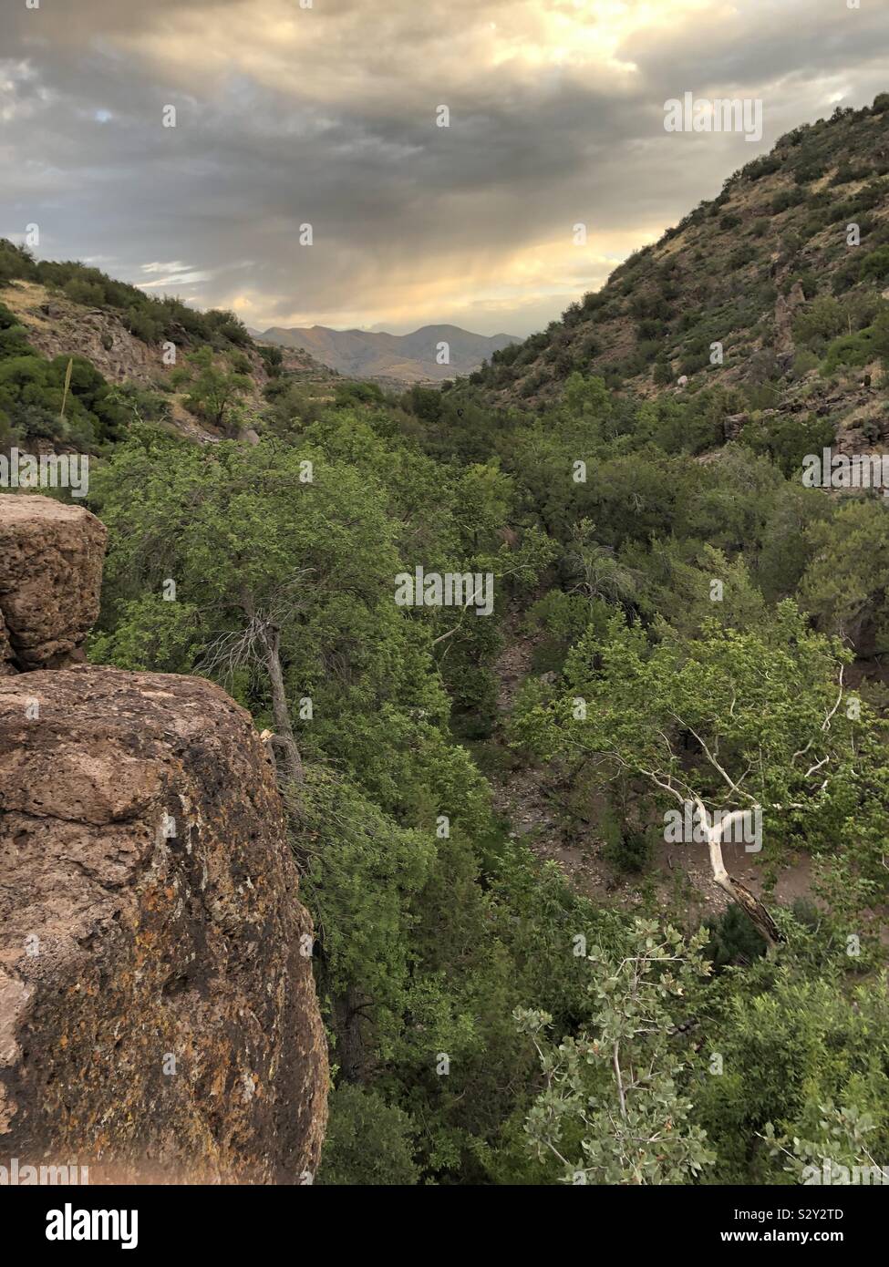 Cliff overlooking valley near Payson, Arizona area Stock Photo - Alamy