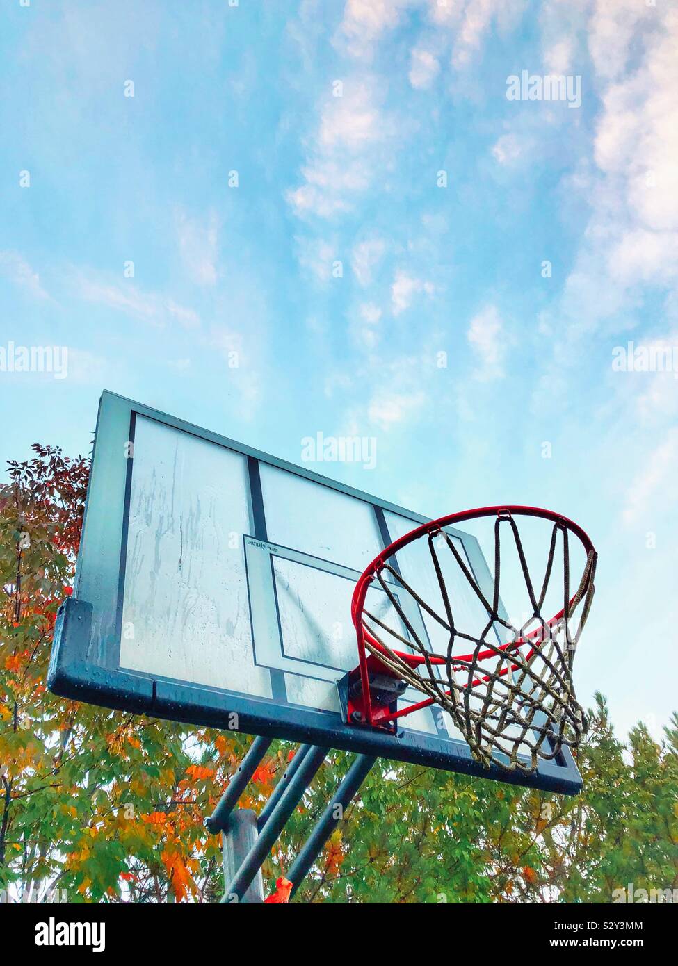 Basketball outside hi-res stock photography and images - Alamy