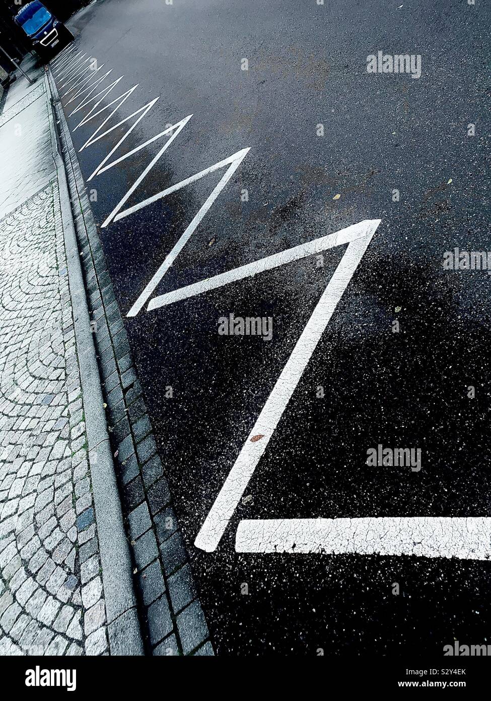 Zigzag street hi-res stock photography and images - Alamy