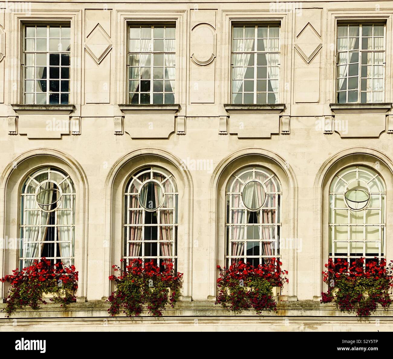 Building front windows pattern hi-res stock photography and images - Alamy